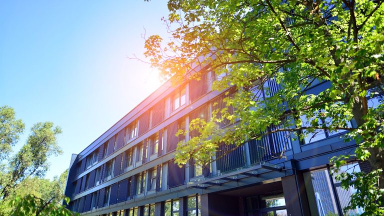 ZEBとは？事例やメリット・デメリット、ZEHとの違いも - Spaceship Earth（スペースシップ・アース）｜SDGs・ESGの取り組み事例から私たちにできる情報をすべての人に提供 ...