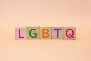 LGBTQが抱える学校生活の悩みは？現場の現状も - Spaceship Earth（スペースシップ・アース）｜SDGs・ESGの取り組み事例から私たちにできる情報をすべての人に提供するメディア